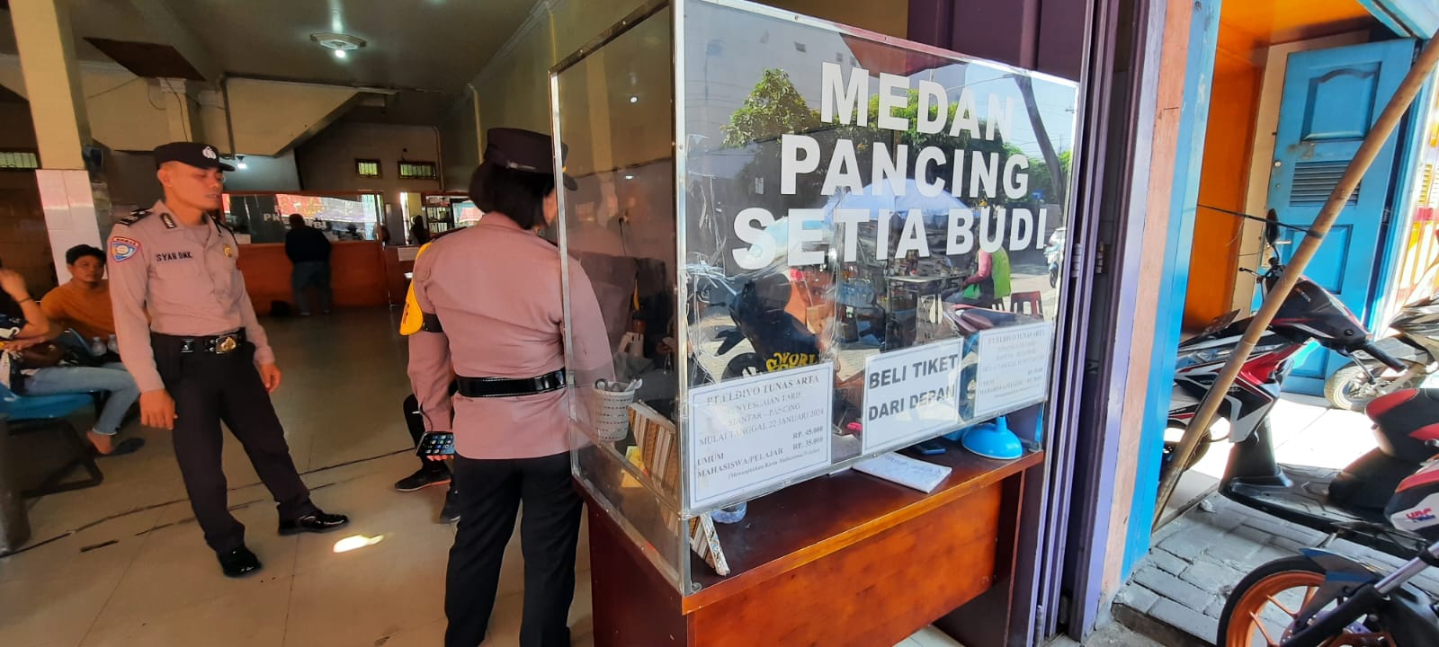 Kasat Binmas Polres Pematangsiantar Edukasi Ops Keselamatan Toba 2024 di Loket Bus