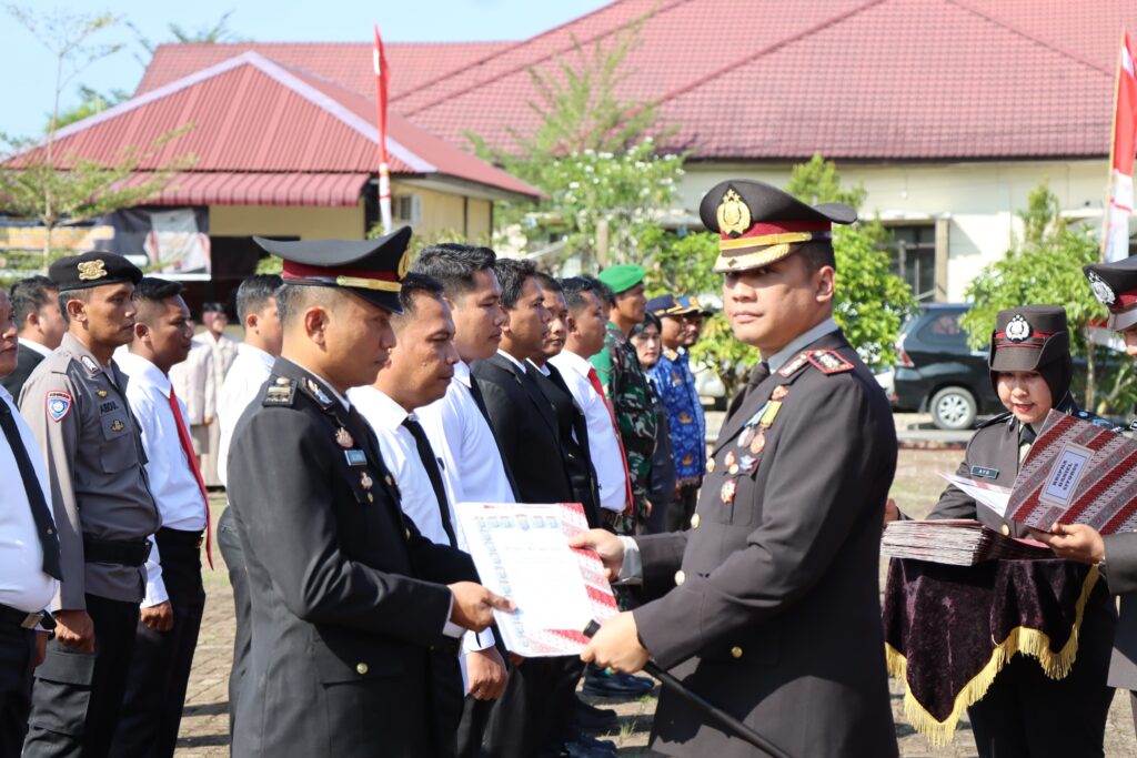 HUT RI Ke 79, Kapolres Tapteng Berikan Penghargaan Kepada Personil Berprestasi
