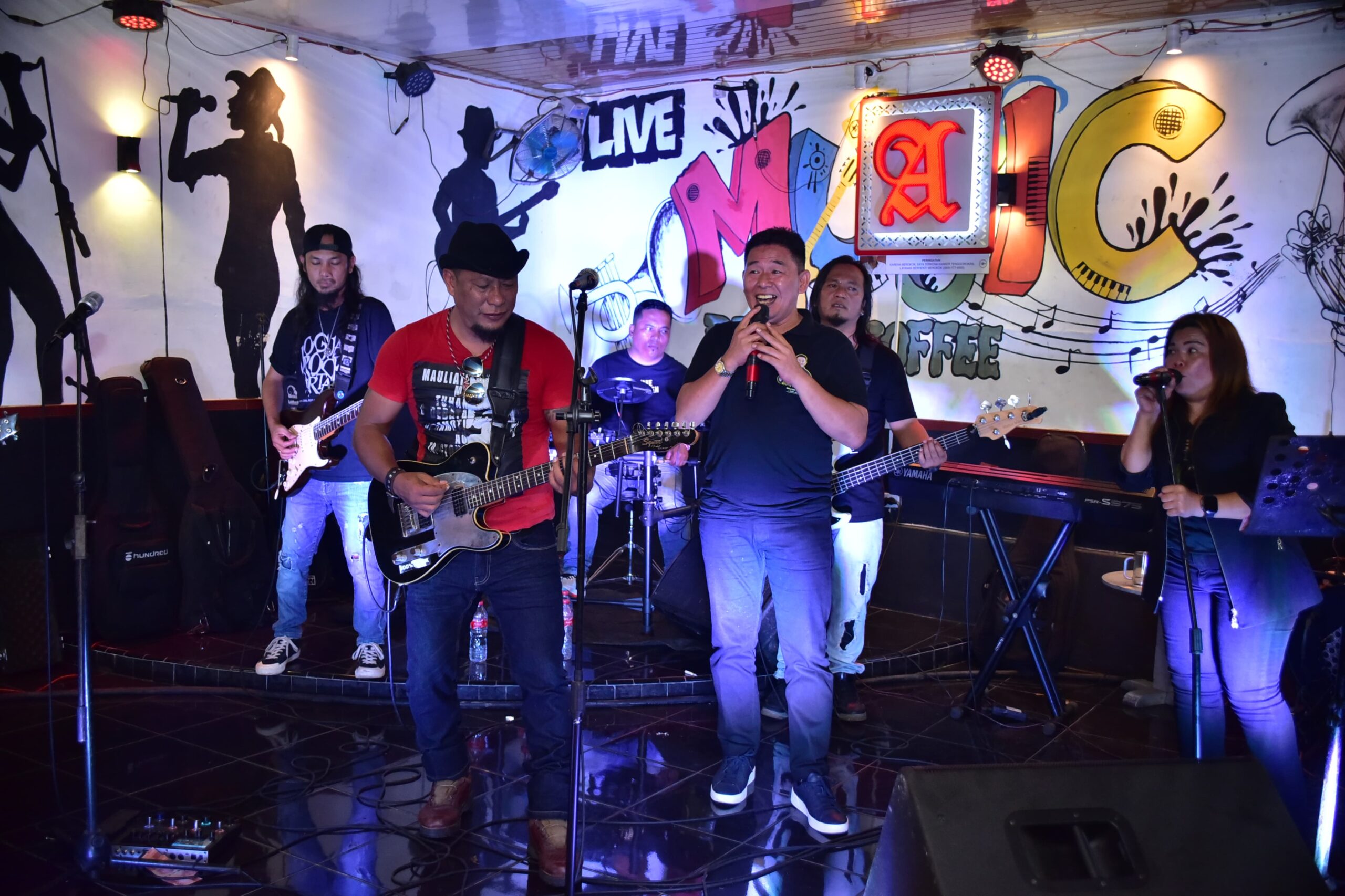 Bawakan Lagu Firman Idol, Mangatas Silalahi Menyatu dengan Anak Muda di ...