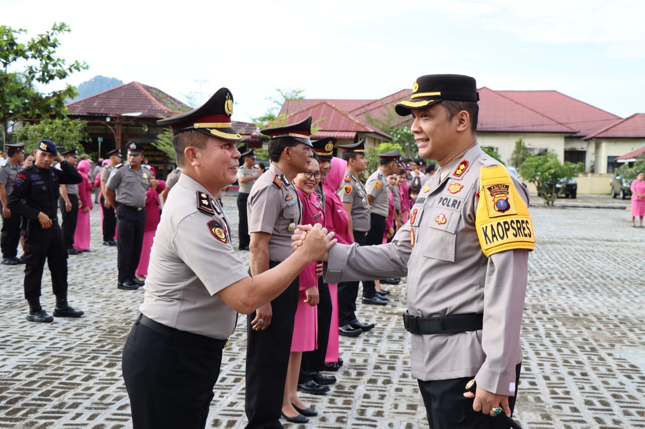 Awal Tahun 2025, Kapolres Tapteng Pimpin Upacara Kenaikan Pangkat 29 Personel Polri