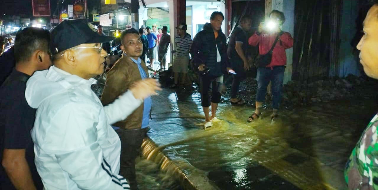 Bupati Simalungun Tinjau Langsung Banjir Bandang di Parapat dan Temui Korban Luka