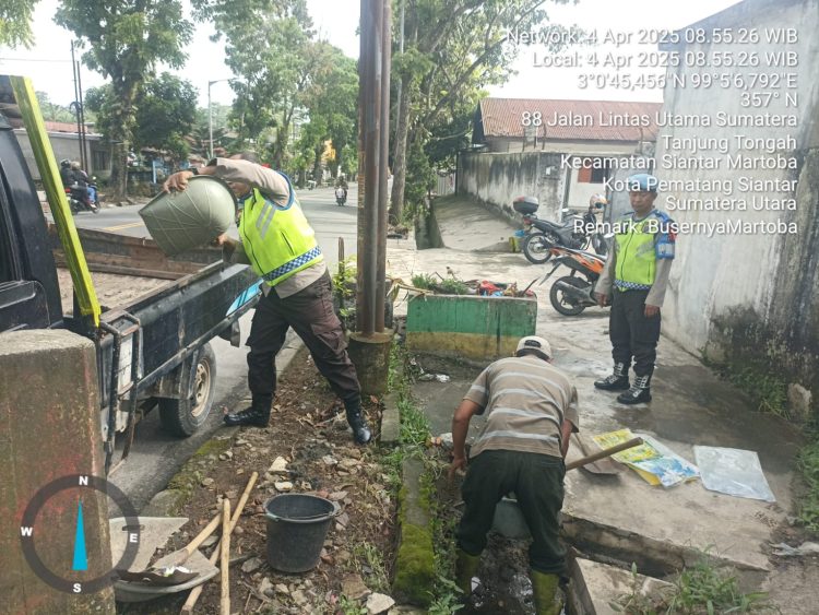 Antisipasi Banjir Di Jalan Medan, Personil Pos Pam 1 Bersama Dinas Kebersihan Dan Damkar ...