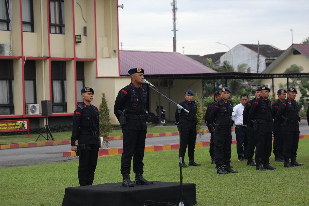 Dansat Brimob Polda Sumut Pimpin Upacara Pemberangkatan Peserta DIKBANGSPES DASBA dan DASTA TA 2025