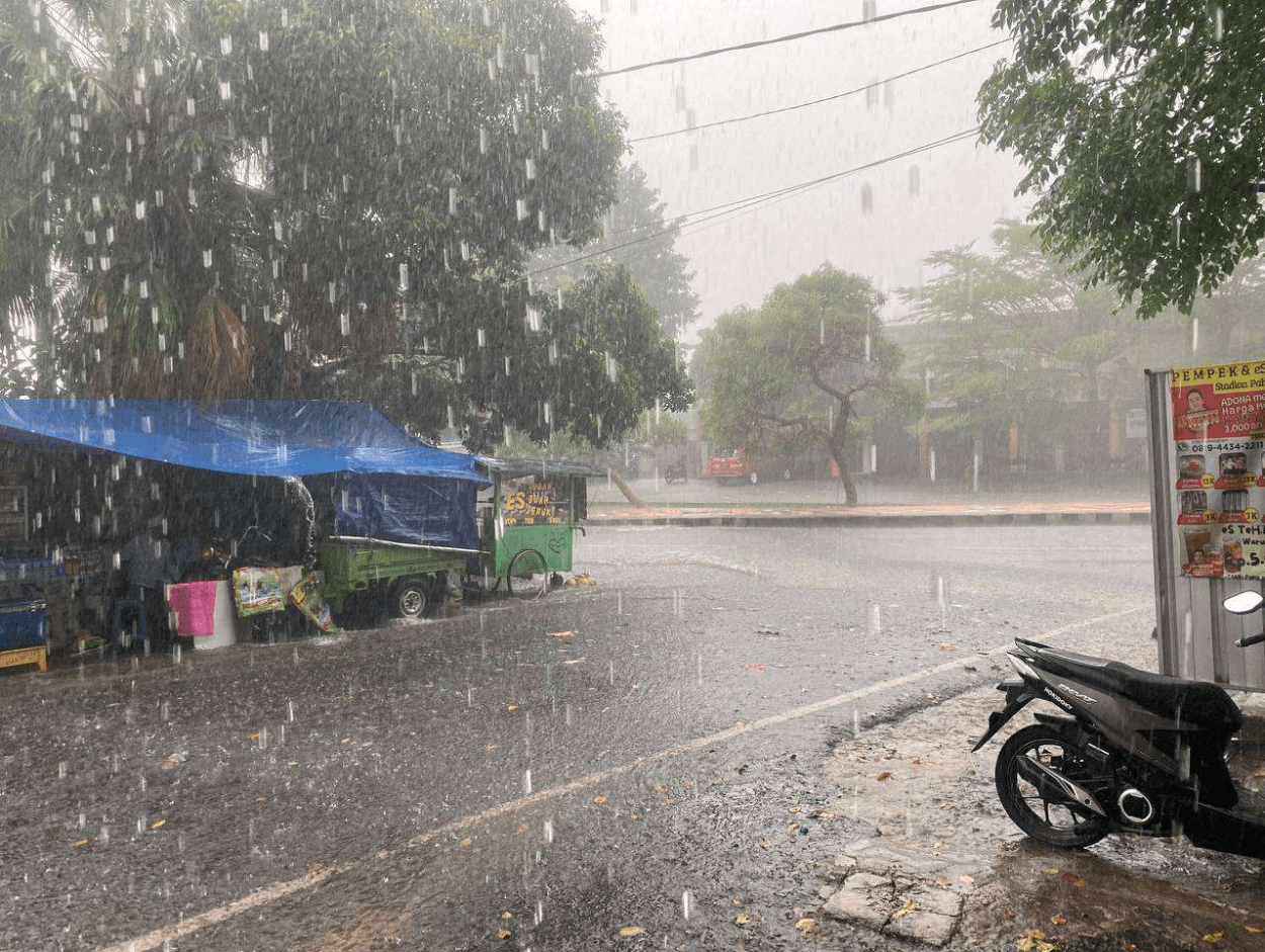 BMKG Ingatkan Waspada! Hujan Lebat dan Angin Kencang Intai Sejumlah Wilayah 15-16 Juli 2025