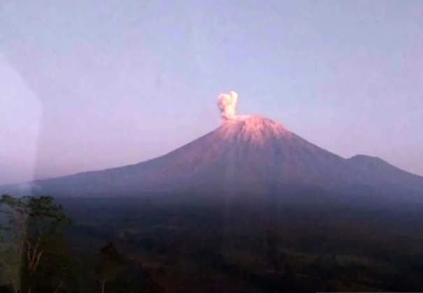 Gunung Semeru Erupsi 4 Kali dalam Sehari, Muntahkan Abu Setinggi 900 Meter! Warga Diminta Siaga