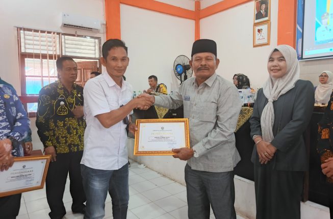Kepala Desa Guci Terima Piagam Penghargaan Atas Prestasi Lunas PBB - Info Muara Enim