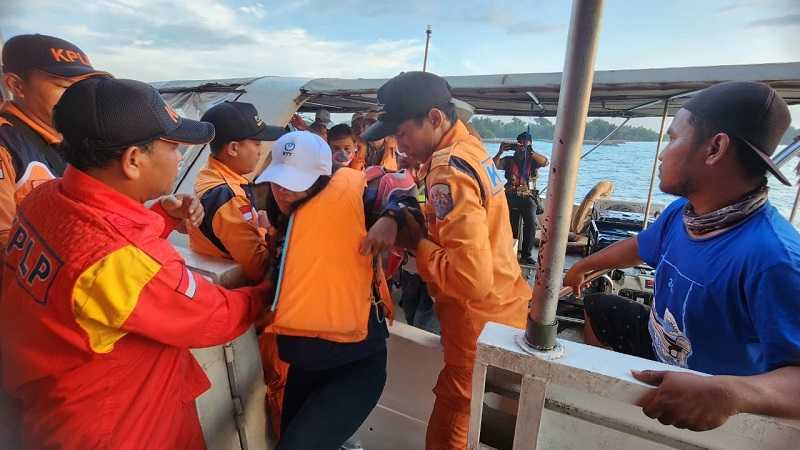 KPLP Berhasil Evakuasi Seluruh Penumpang dan Awak Kapal Black Pearl di Kepulauan Seribu