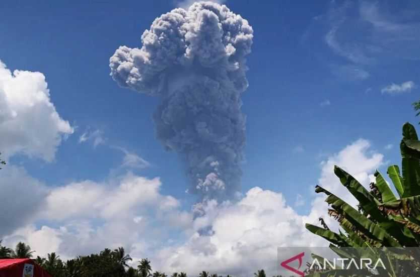 Letusan Gunung Ibu Semburkan Awan Abu Vulkanik Setinggi 5 Km