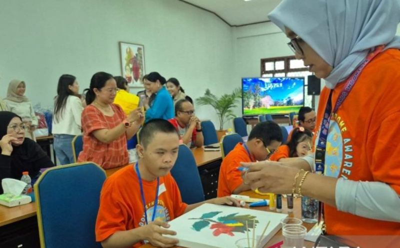 Foto: Kebun Raya Bogor gelar lomba lukis bagi anak 'down syndrome' - Berita Hari Ini dari ...