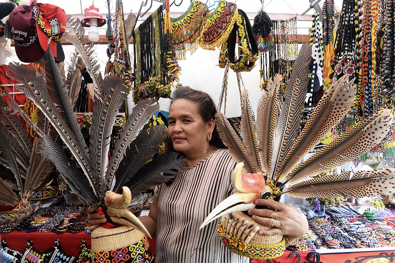 Foto: Promosi UMKM khas Suku Dayak Kenyah - Koran Jakarta ® - Berita ...