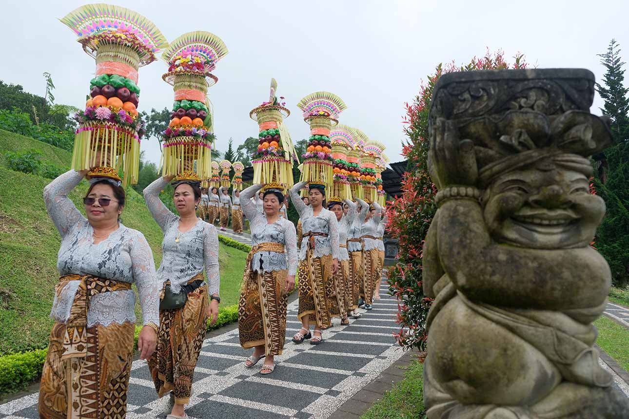 Foto: Parade Seni Budaya Angkat Kearifan Lokal di The Blooms Garden - Berita Hari Ini dari ...