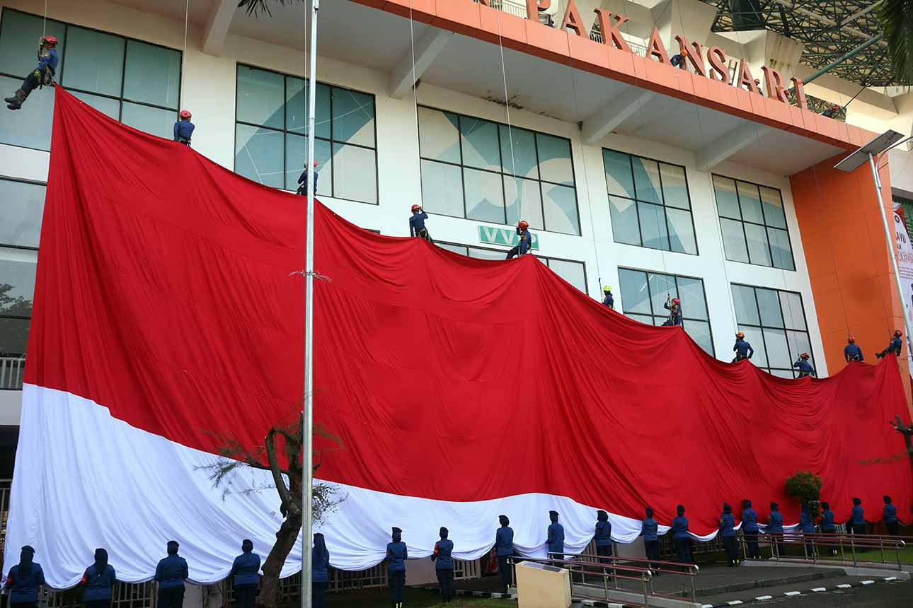 Foto: Pemasangan Bendera Merah Putih oleh Damkar Bogor untuk HUT Ke-80 RI di Stadion Pakansari ...