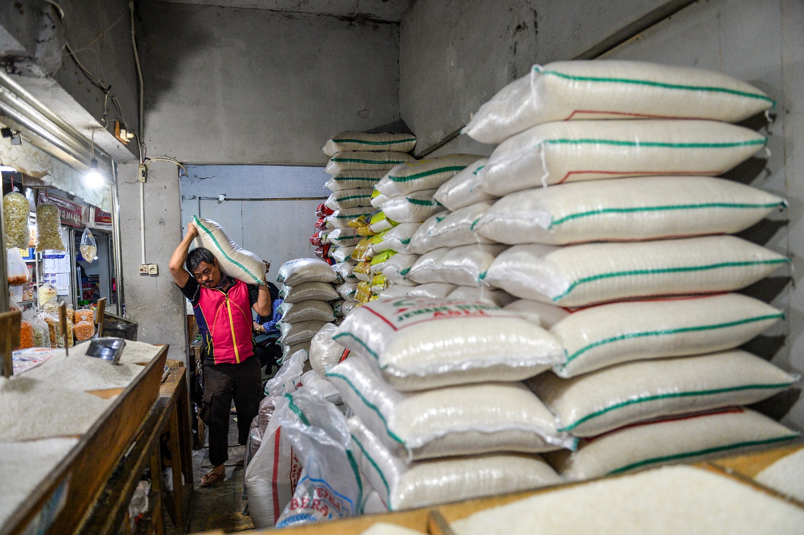 Foto: Kenaikan harga eceran tertinggi beras medium - Berita Hari Ini dari Jakarta dan Daerah ...