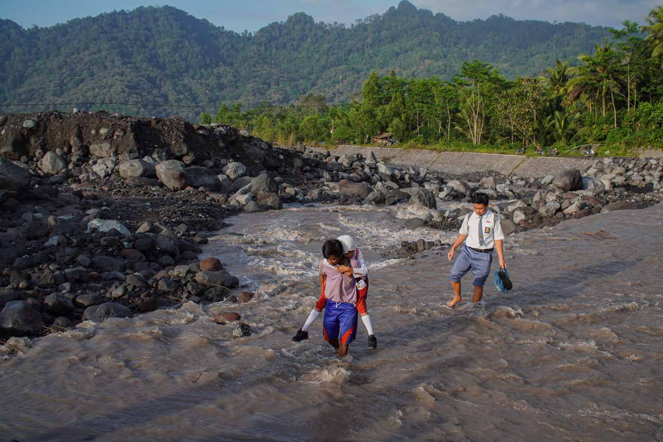 Foto: Akses Sekolah Terganggu Akibat Banjir Lahar Gunung Semeru - Berita Hari Ini dari Jakarta ...