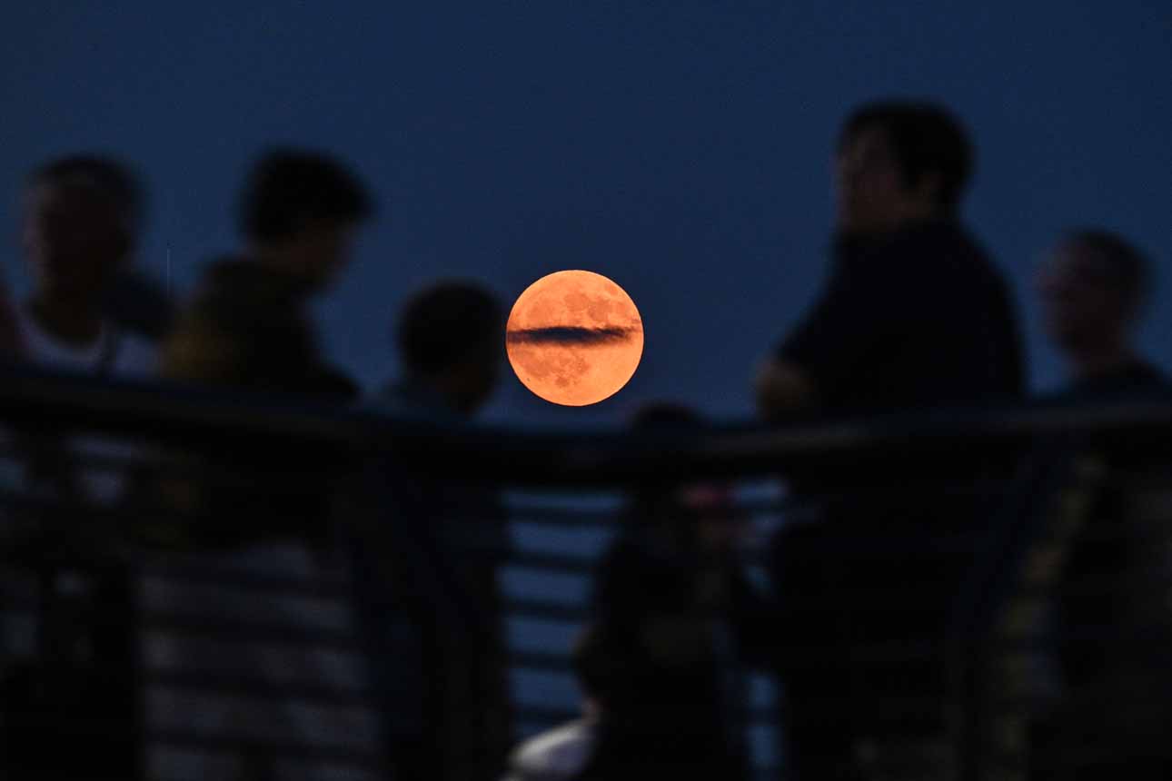 Foto: Fenomena Bulan Darah Hiasi Langit Shanghai Saat Gerhana Bulan ...