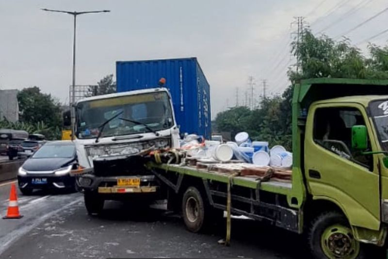 Foto: Truk Trailer B 9067 UIW Tabrak Truk Cat di Tol KM 14.400 B Jakarta Utara - Berita Hari Ini ...