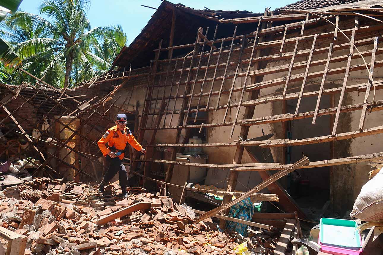 Foto: Dampak Gempa Bumi yang Terjadi di Banyuwangi - Berita Hari Ini dari Jakarta dan Daerah ...