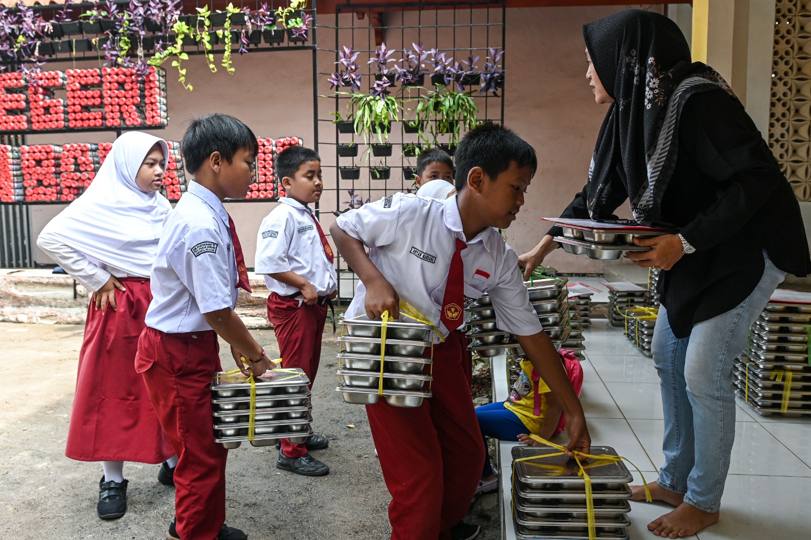 Foto: Wali murid bantu pendistribusian MBG di sekolah - Berita Hari Ini dari Jakarta dan Daerah ...