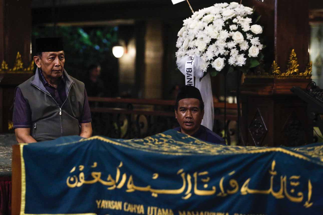 Foto: Wiranto Dampingi Jenazah Istri di Rumah Duka Bambu Apus - Berita ...