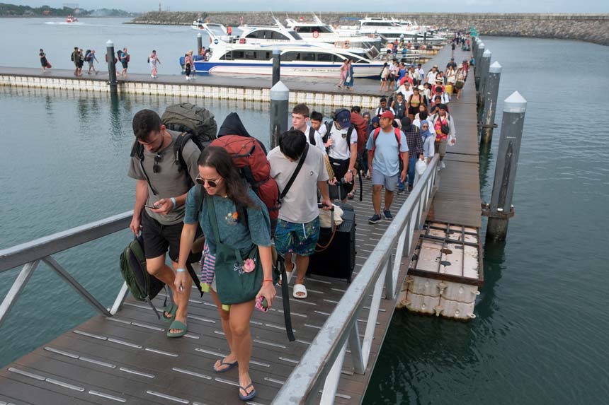 Foto: Arus Penumpang Angkutan Laut di Pelabuhan Sanur, Bali - Koran ...