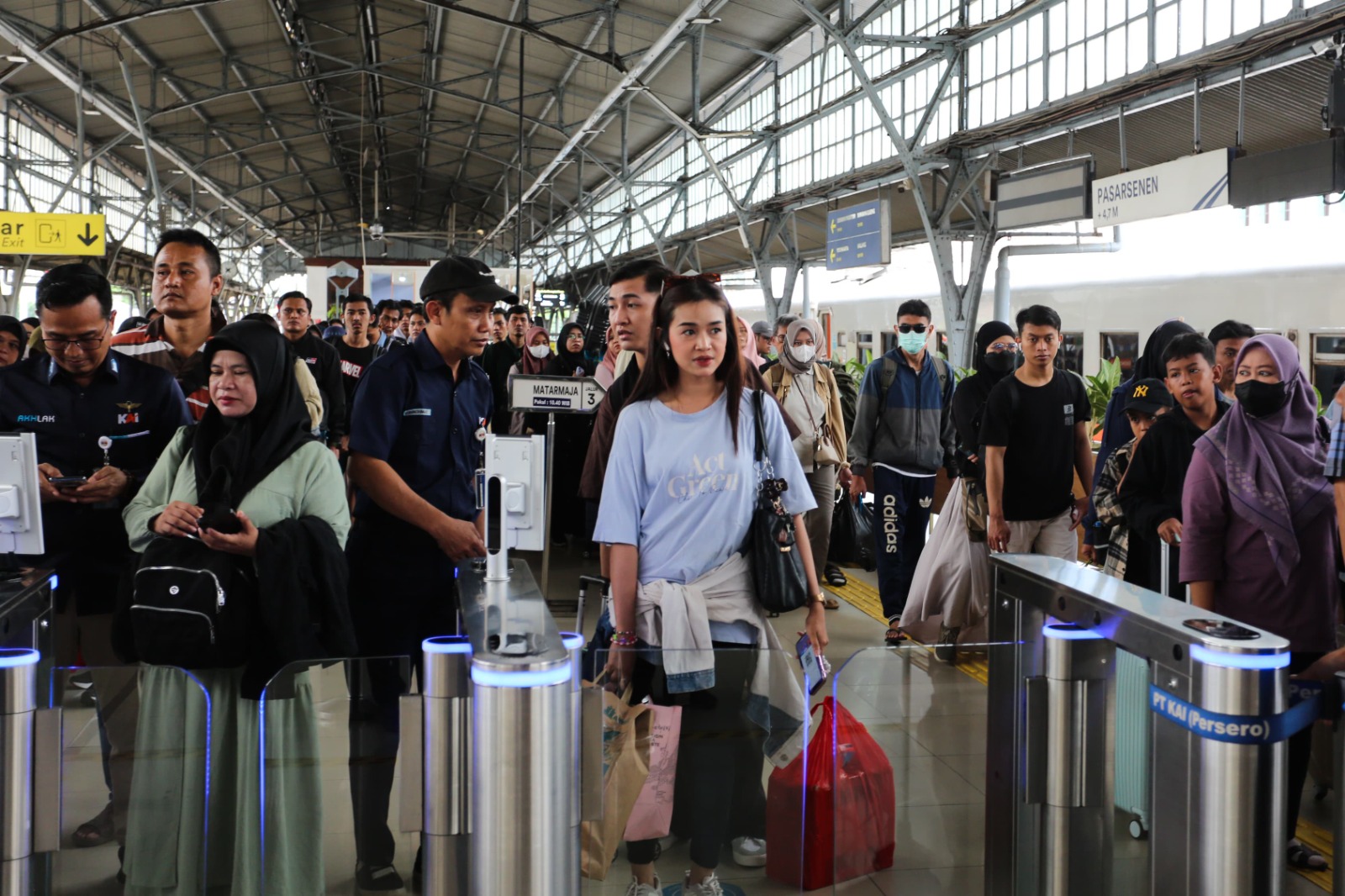Libur Panjang Jumat Agung 2025, Volume Penumpang Kereta Api Melonjak