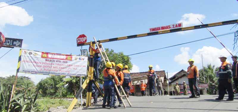 Rawan Kecelakaan, KAI Jember Pasang Portal di Perlintasan Sebidang