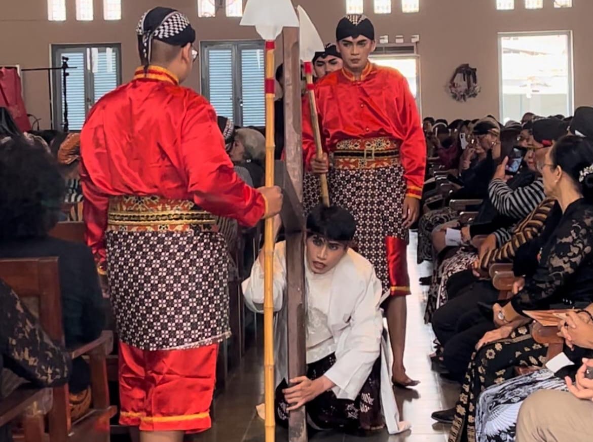 Jalan Salib dalam Balutan Jawa: Refleksi Jumat Agung yang Menggetarkan ...