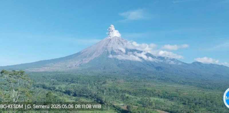 Gunung Semeru Tiga Kali Erupsi dengan Letusan hingga 700 Meter
