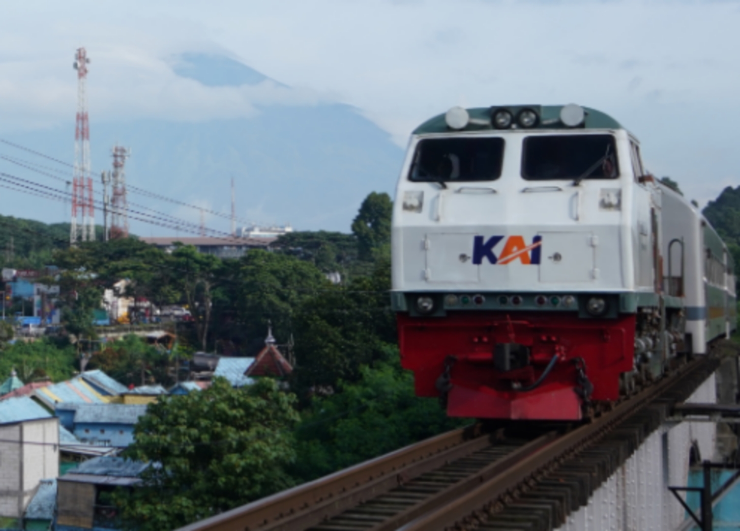 KAI Daop 8 Surabaya Operasikan 6 KA Tambahan, Yuk Nikmati Destinasi Wisata Jatim