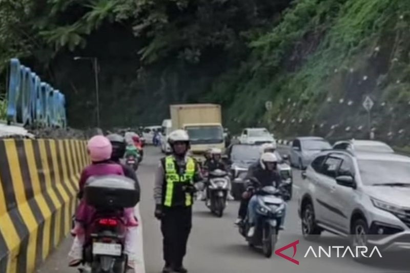 Lalin Padat, Polres Cianjur Terapkan One Way Lebih Cepat di Jalur Puncak