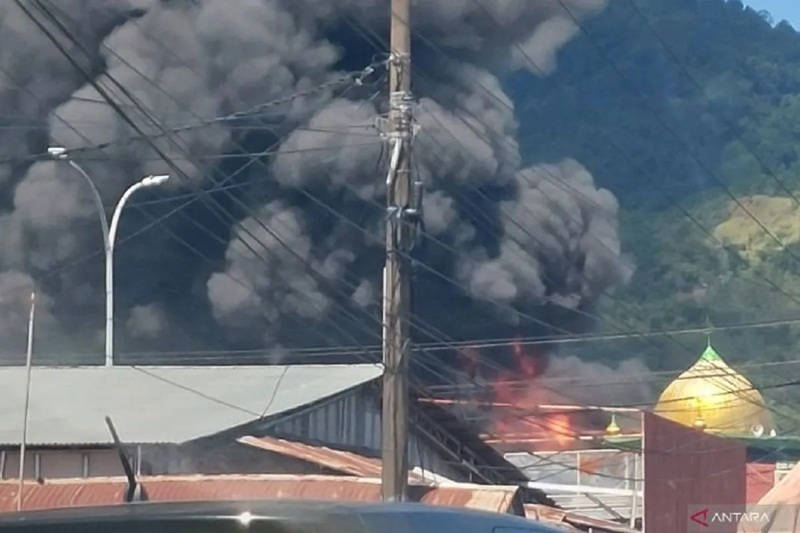 Kebakaran Hebat Melanda Pabrik Karet di Kota Padang
