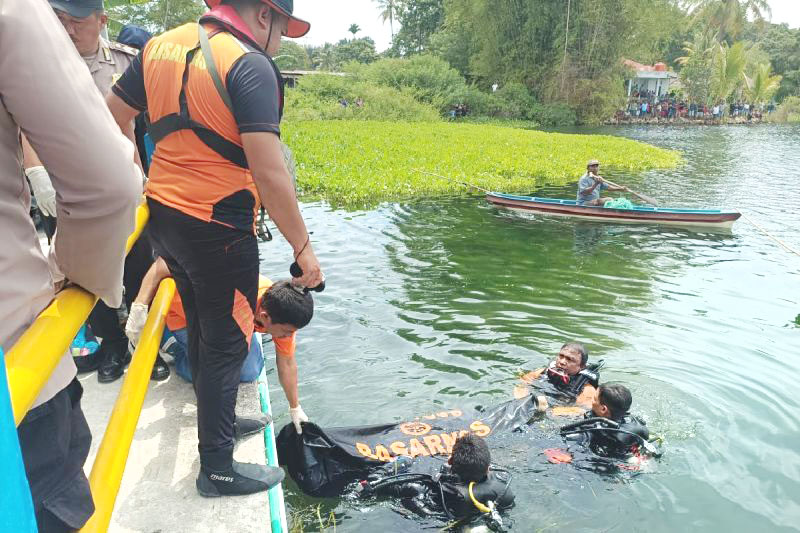 Tim SAR gabungan evakuasi tiga orang tenggelam di perairan Danau Toba