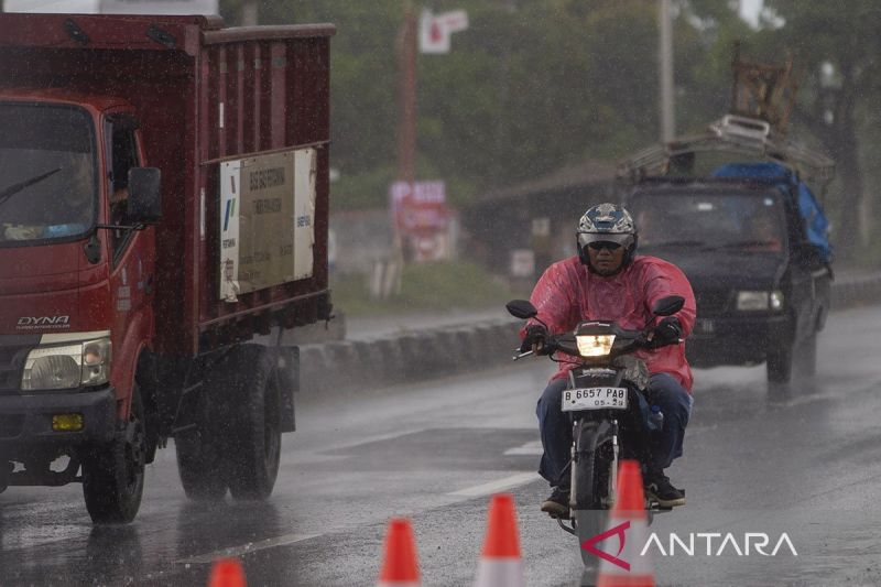 Peringatan Dini BMKG: Cuaca Hari Ini Hujan Lebat Disertai Kilat dan Angin di Sejumlah Kota Besar