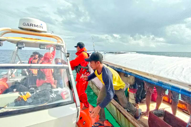Tim SAR evakuasi 12 pemancing alami kecelakaan kapal di Wakatobi