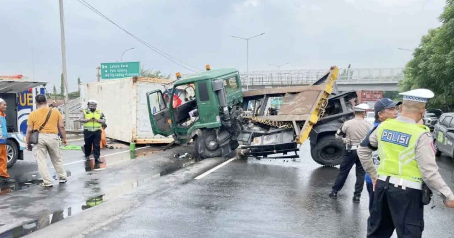 Alami Pecah Ban di Tol JORR KM 50-600 Cakung, Truk Boks Muatan Daging Terguling