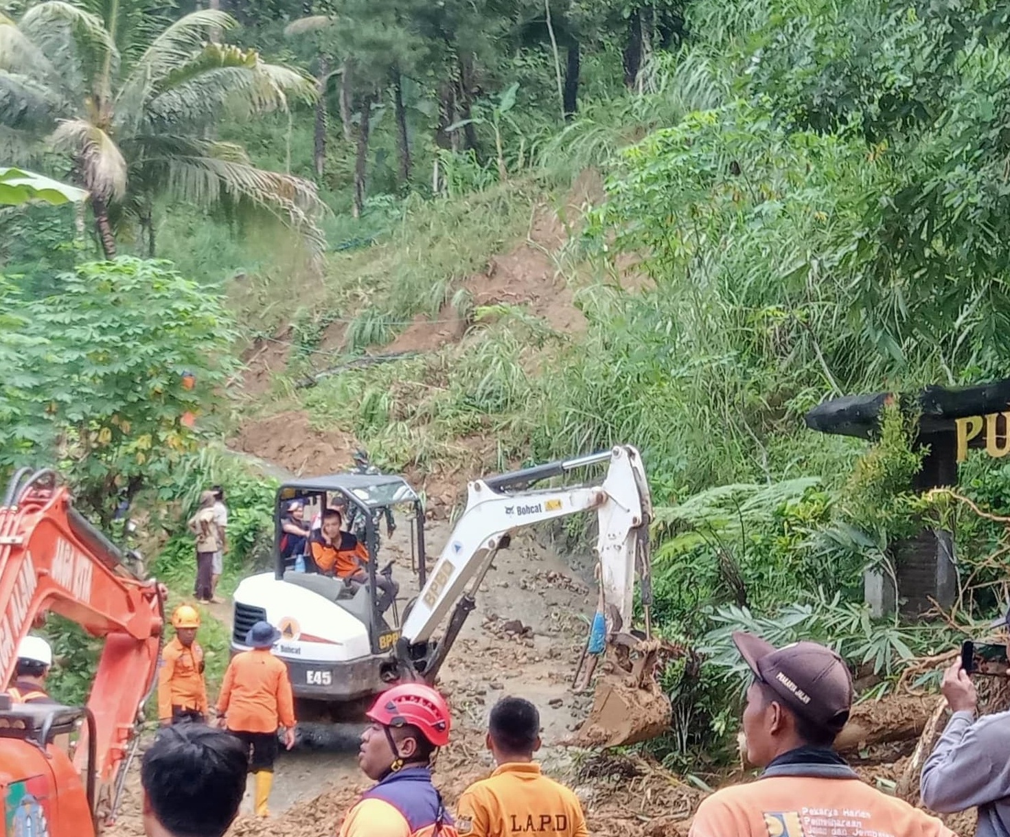 Semoga Selamat, 6 Orang Hilang dan Belasan Rumah Rusak dalam Bencana Tanah Longsor di Trenggalek ...