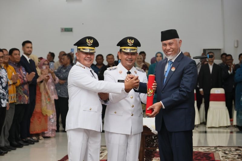 Bupati dan Wakil Bupati Pasaman Resmi Dilantik oleh Gubernur Sumbar