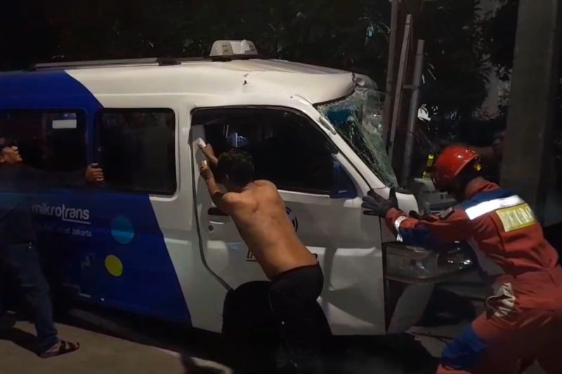 Angkot Jaklingko Menabrak Tiang di Sunter Agung, Bagian Depan Terbelah