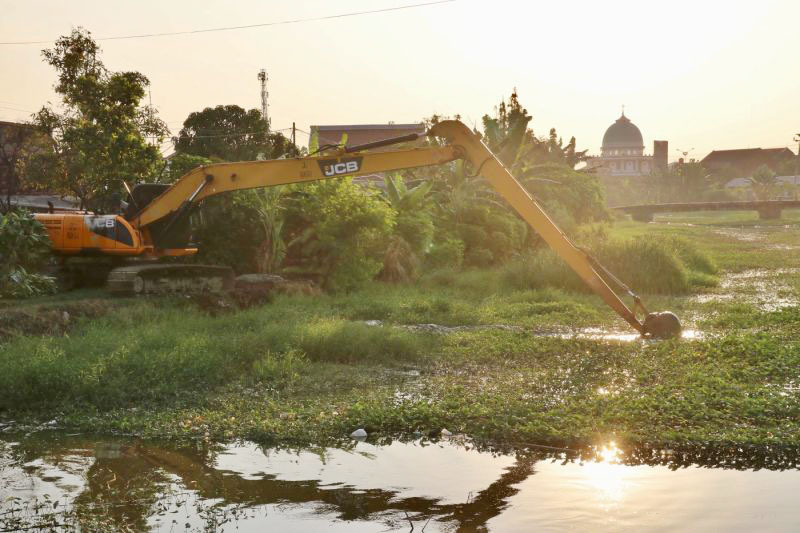 Pemprov Jateng keruk sedimentasi Sungai Dombo tangani rob Sayung Demak