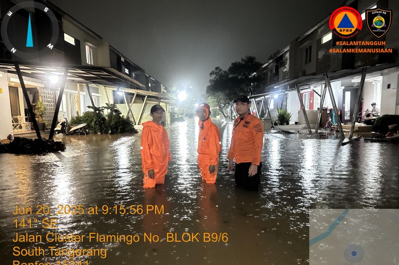 Akibat Tanggul Jebol, Sejumlah Permukiman Warga di Tangsel Terendam Banjir 1,8 Meter