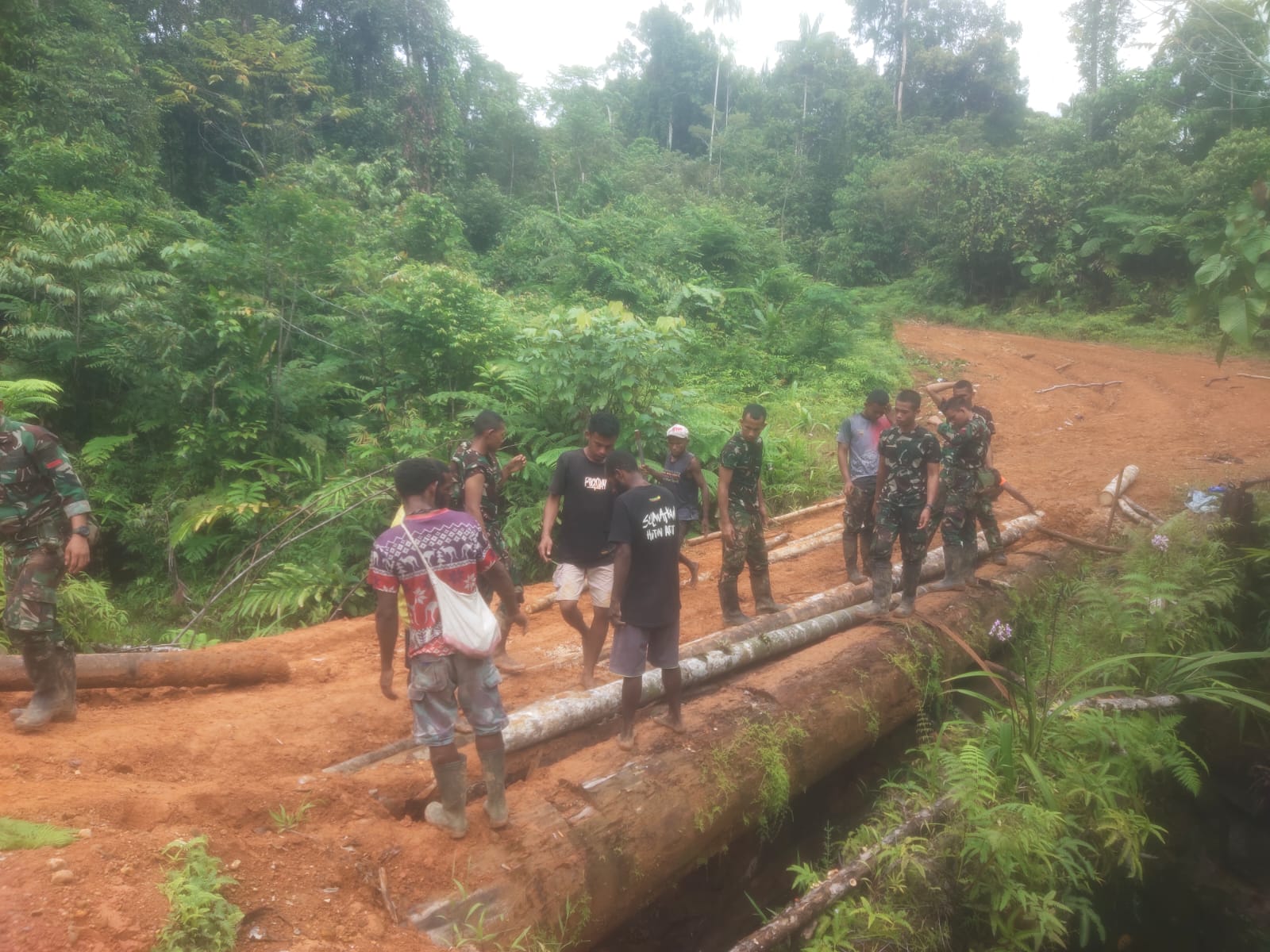 Satgas Yonif 126/KC dan Warga Kompak Gotong Royong Perbaiki Jembatan ke Kampung Wametkapa