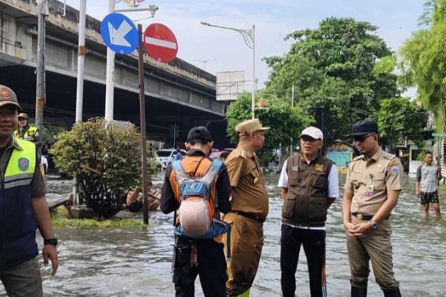 Banjir Akibatkan Kemacetan di Lampu Merah Puri Kembangan Jakbar