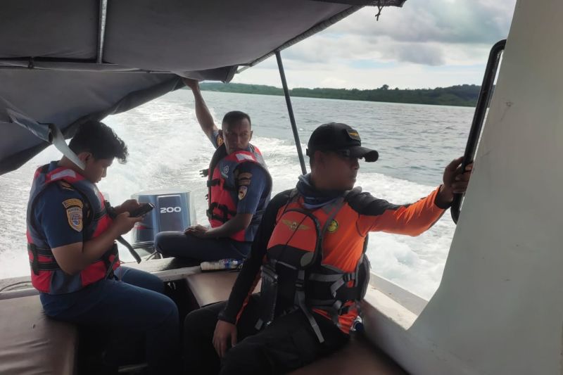 Tim SAR Gabungan Evakuasi Penumpang KM Sumber Hidup 03