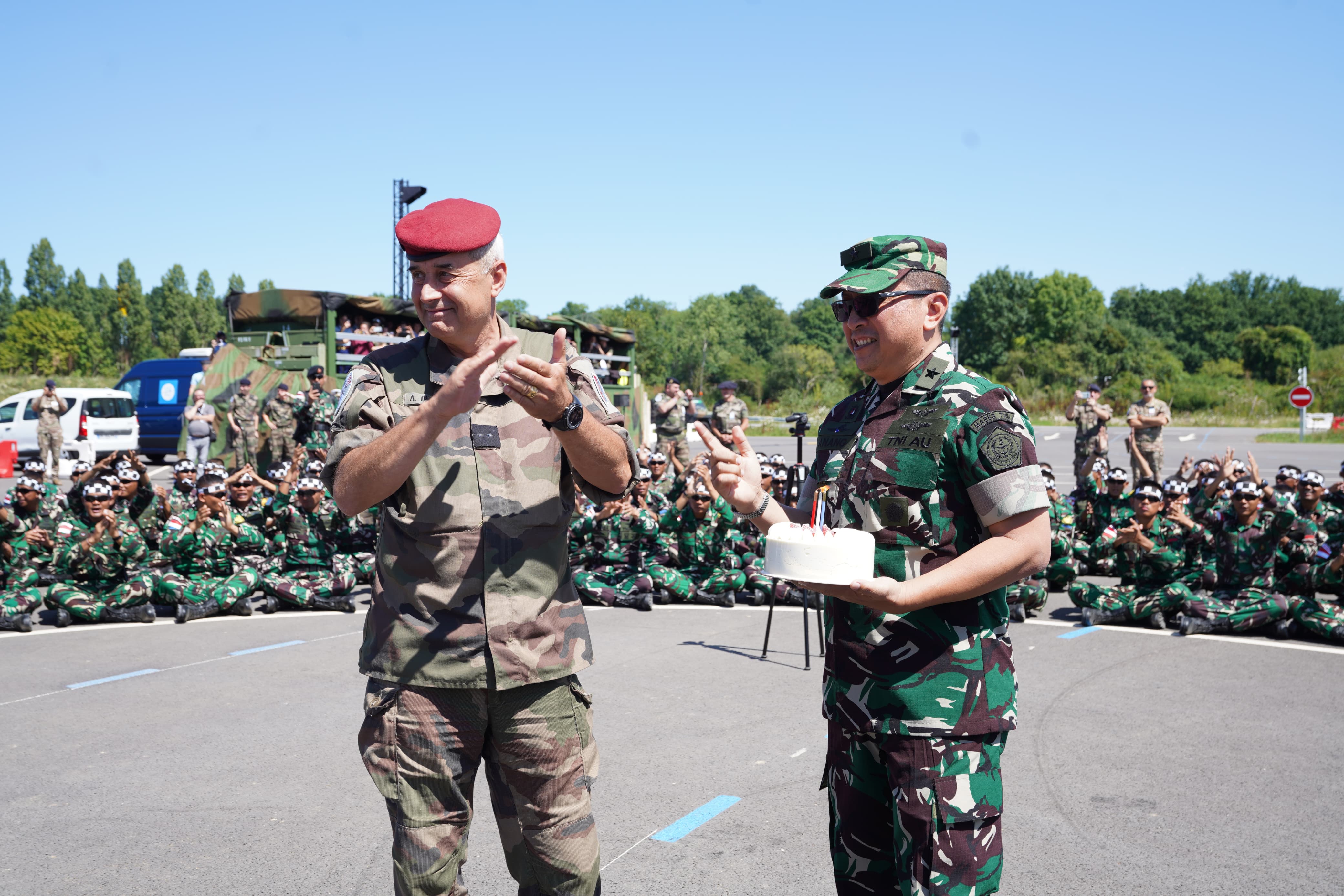 Satgas Patriot II TNI Rayakan Ultah ke 58 Wakil Gubernur Militer Paris di di Pangkalan Militer ...