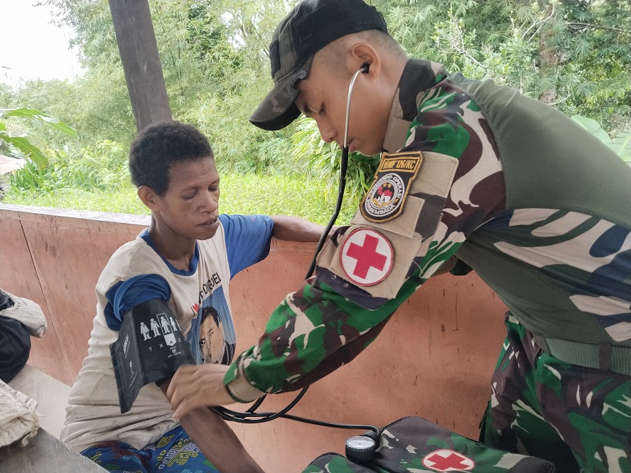 Satgas Yonif 126/KC Pos Arimop Gelar Pelayanan Kesehatan dan Pembelian Hasil Buruan di Pasar ...
