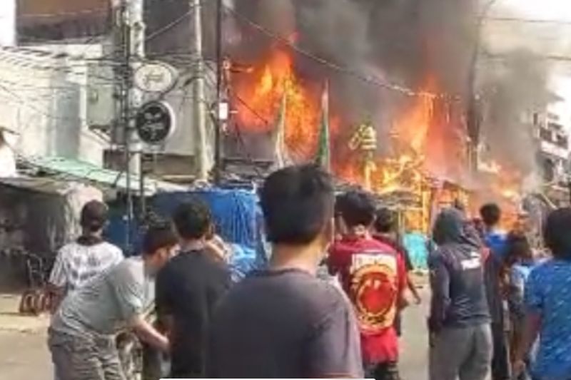 Rumah Makan Terbakar di Muara Baru Penjaringan, 2 Orang Tewas