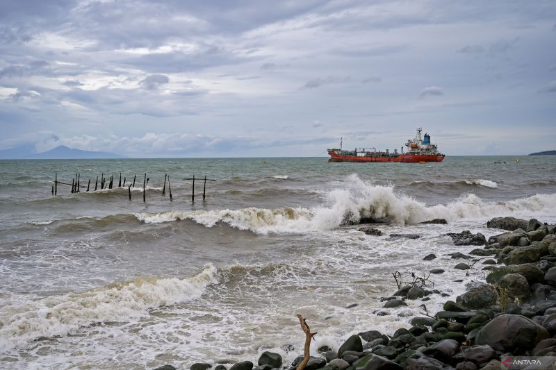 BMKG Imbau Warga Pesisir di NTB Waspadai Gelombang Pasang hingga 28 Juli