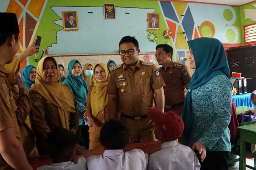 Pemeriksaan Kesehatan Murid SD di Dataran Tinggi