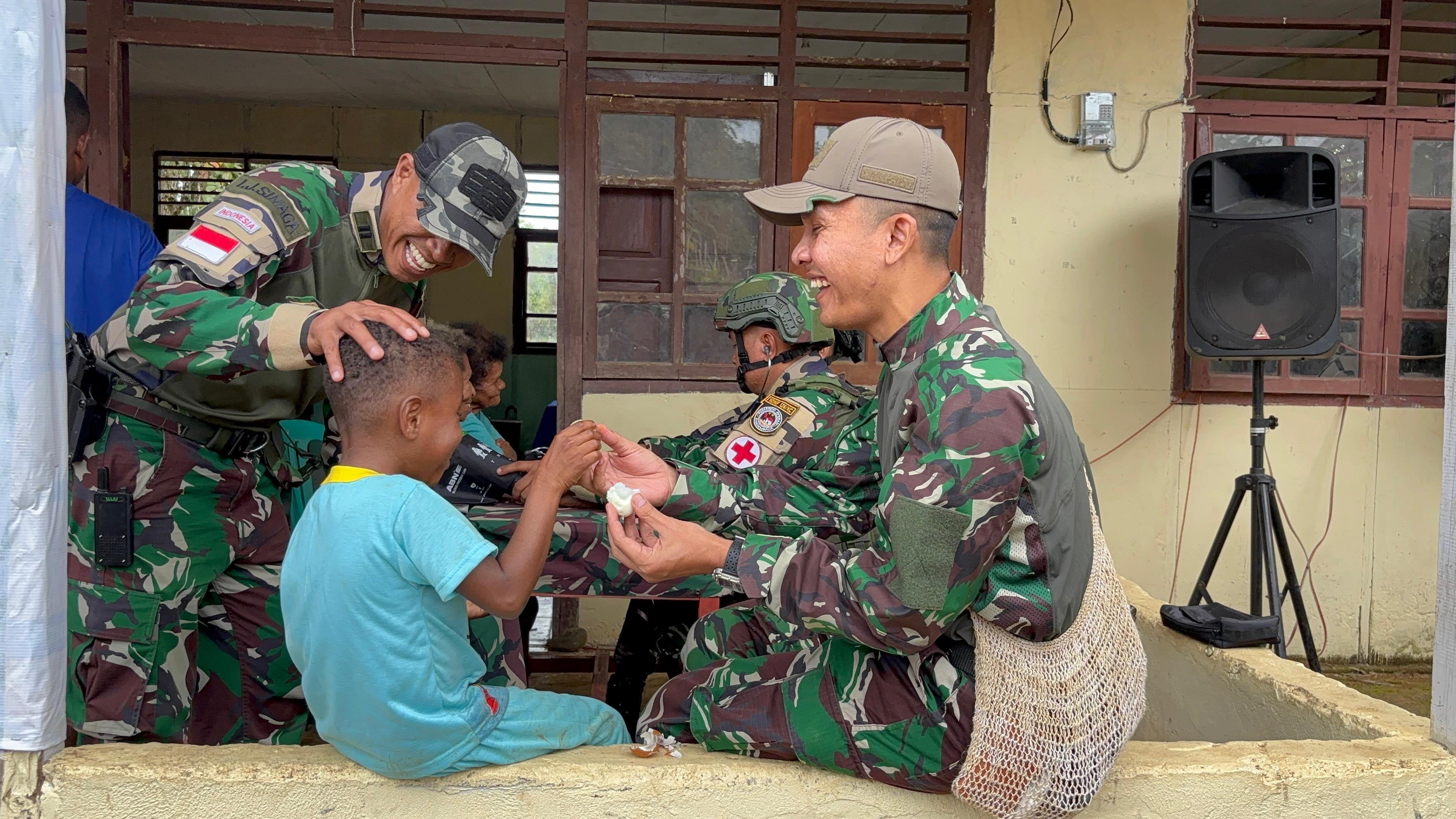 Peduli Warga Perbatasan, Satgas Yonif 126/KC Berikan Bantuan dan Pemeriksaan Kesehatan