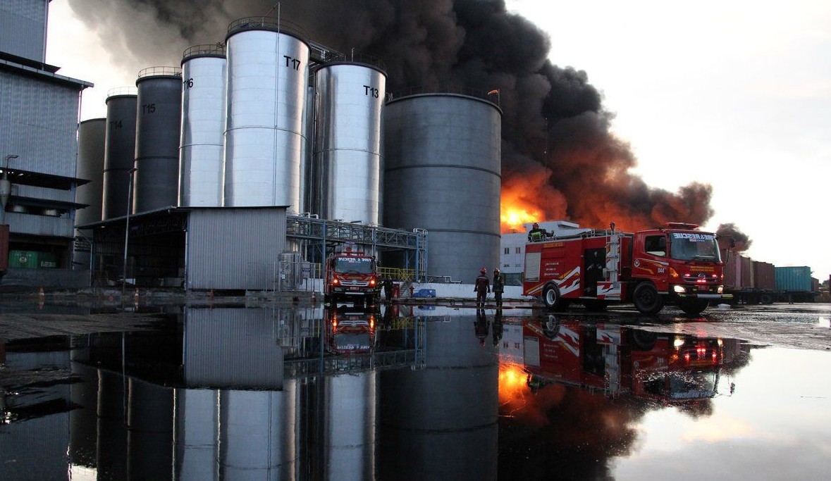 Pabrik Minyak Goreng di Medan Terbakar Hebat! 15 Jam Api Berkobar, Dua Petugas Terluka